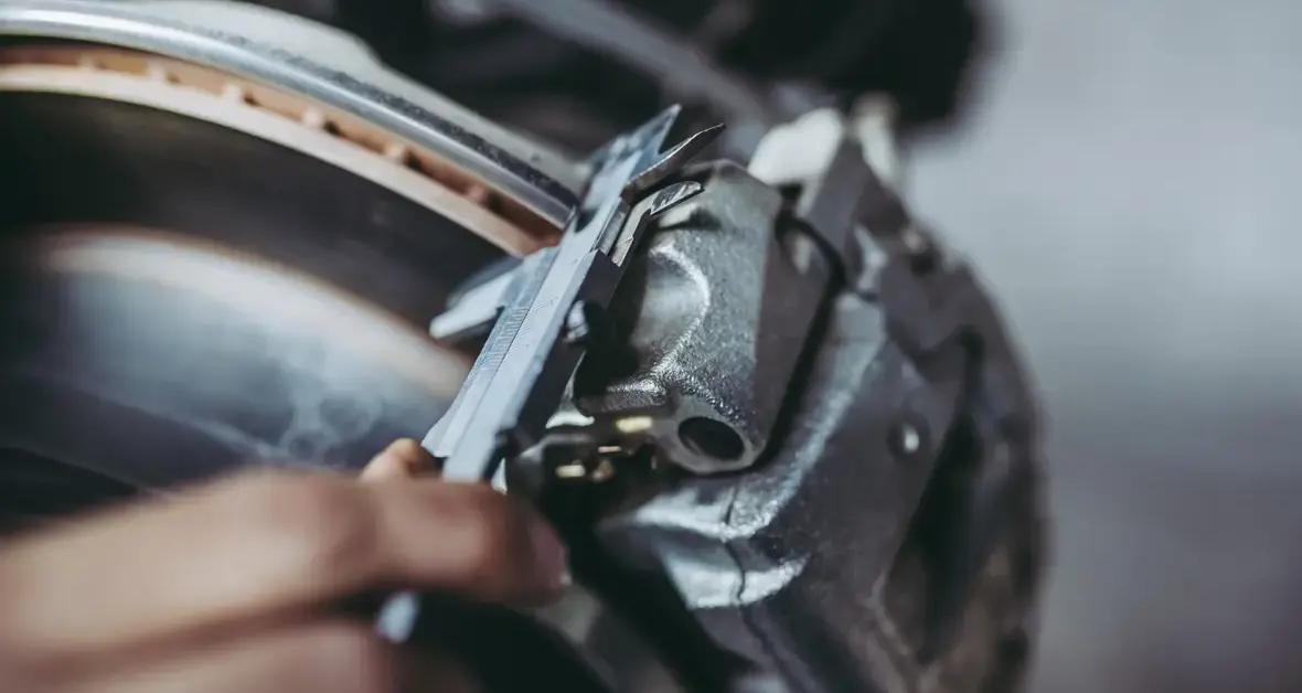 Miminale dikte remschijf meten. Wanneer een schijfrem versleten